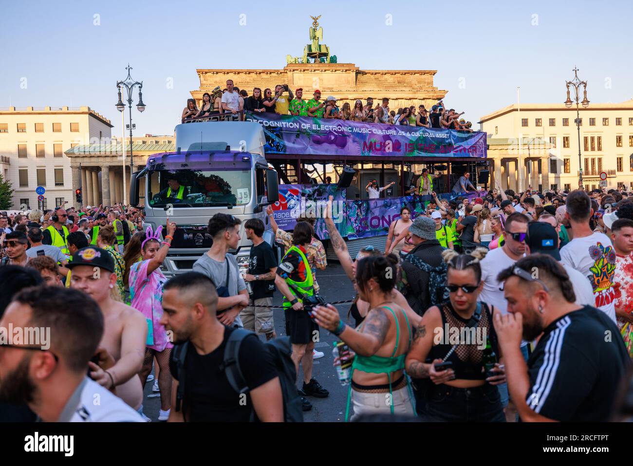 Berlin, Berlin/Deutschland - Juli 08,2023: Rave the Planet Parade in ...