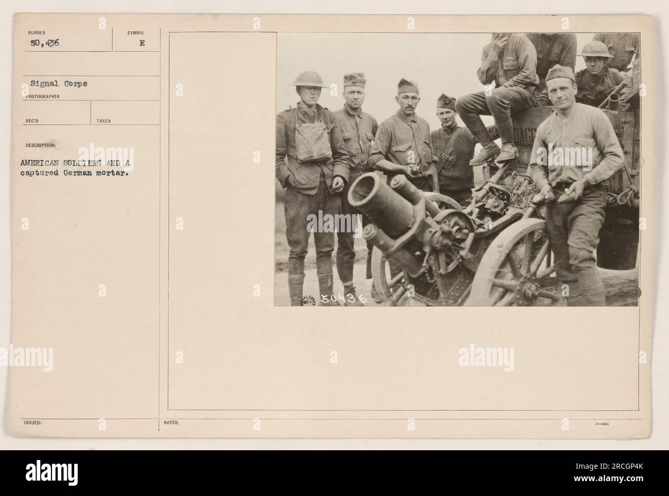 Amerikanische Soldaten begleiten eine Gruppe gefangener deutscher Soldaten mit einem Mörtel ...