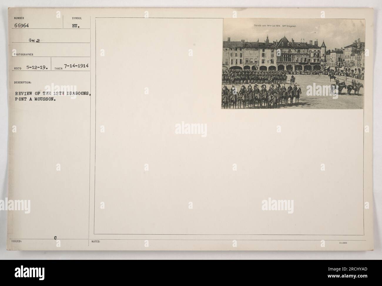 Mitglieder des 12. Dragoons-Regiments werden bei einer Parade in Pont a ...