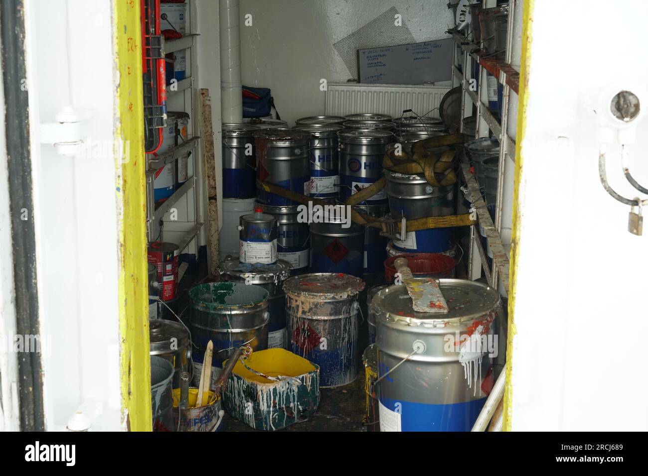 Lacklager im Containerschiff gefüllt mit verschiedenen Lacktypen und ...
