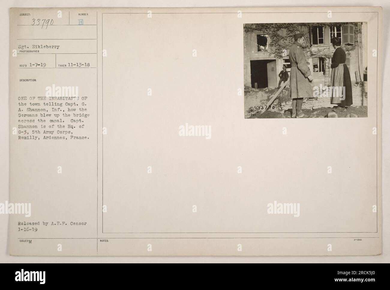 Ein Stadtbewohner, der zu Captain G.A. spricht Shannon, Infanterie ...