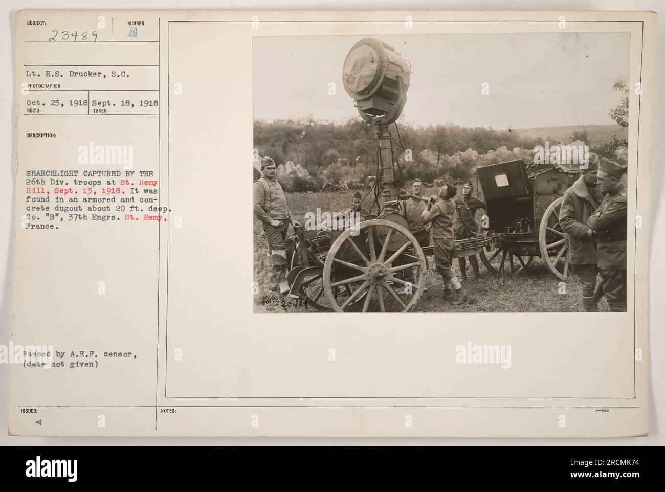 Soldaten der 26. Division haben einen Suchscheinwerfer in St. Remy H111 ...