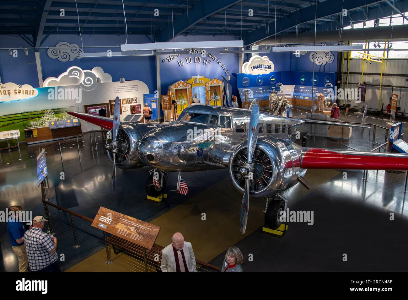 Liebe Güte, Kansas. Amelia Earhart Hangar Museum Leute schauen sich das ...