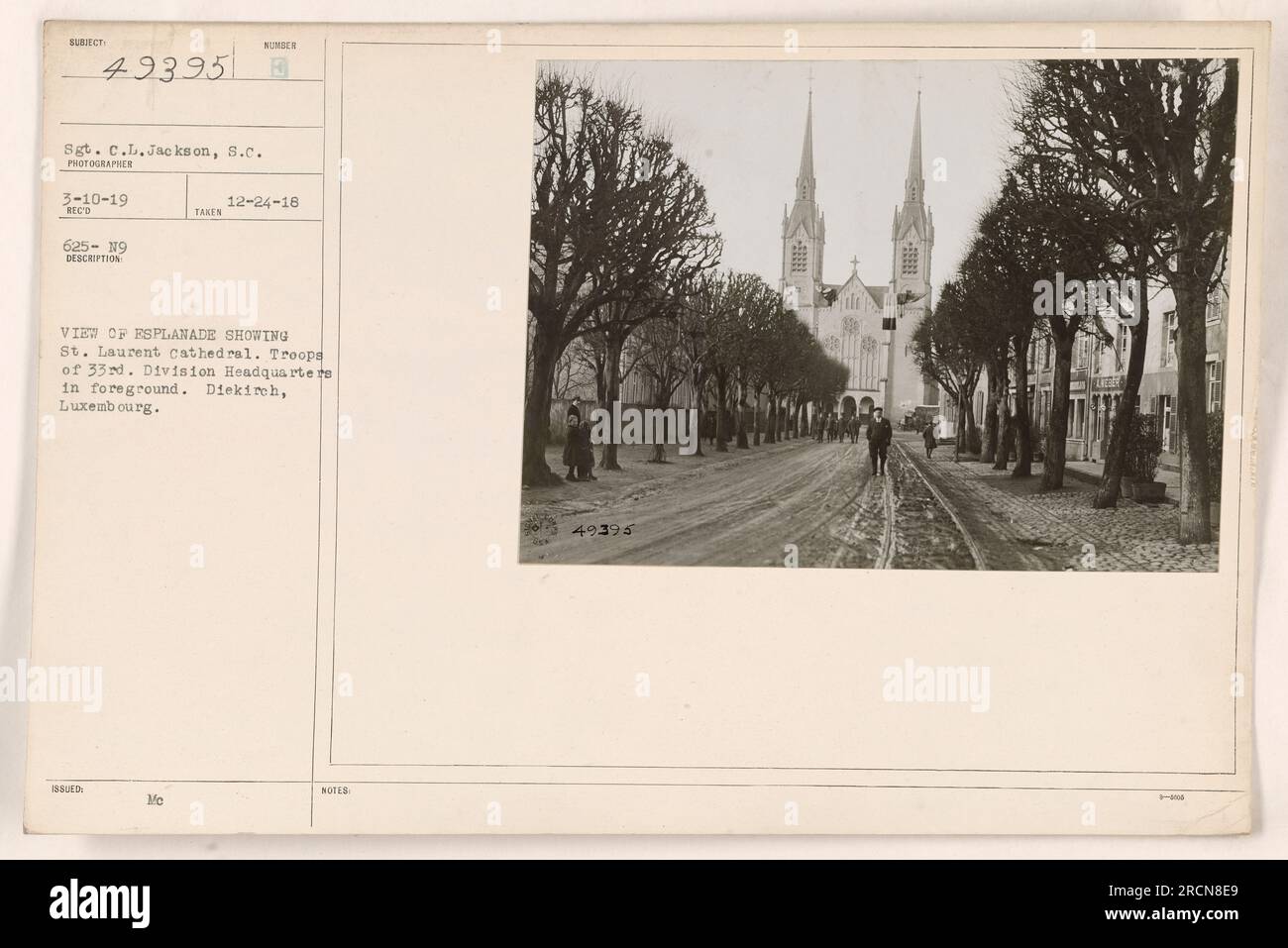 Die Truppen des Hauptquartiers der 33. Division sind im Vordergrund ...