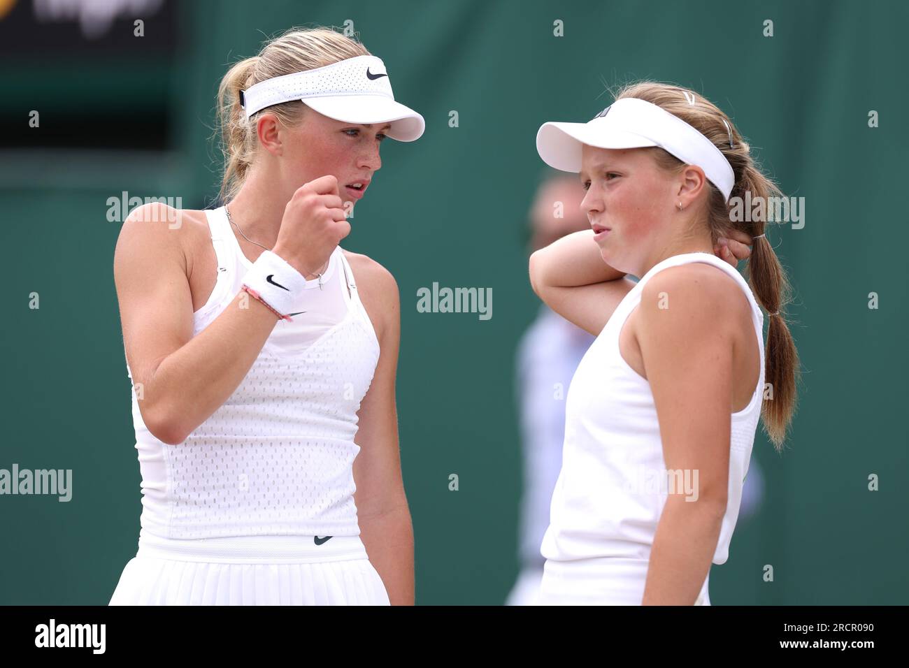 Laura Samsonova (links) und Alena Kovackova im Kampf gegen Isabelle ...