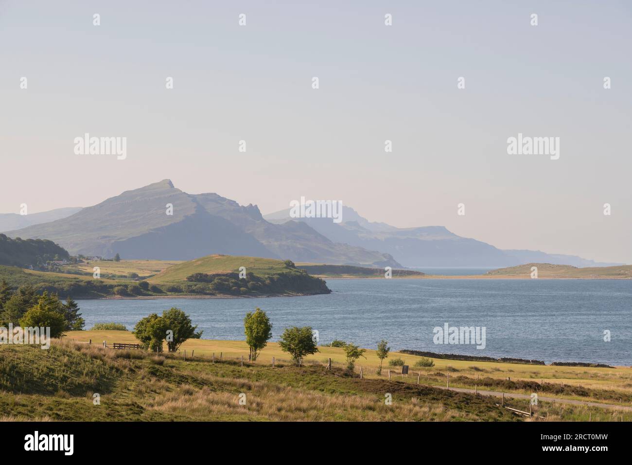 Blick nach Norden vom Isle of Skye Golf Club über Loch Sligachan in ...