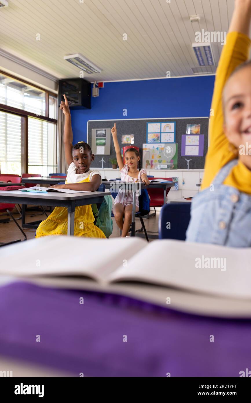 Schulmädchen, das ihre hand in der klasse anhebt -Fotos und ...