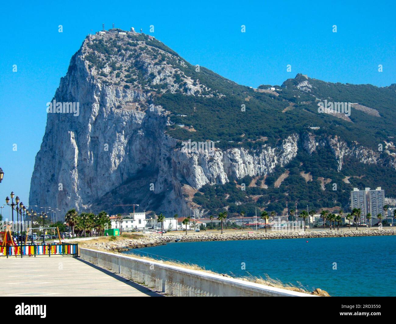 Der Felsen von Gibraltar, fotografiert aus Spanien, unter klarem blauen ...
