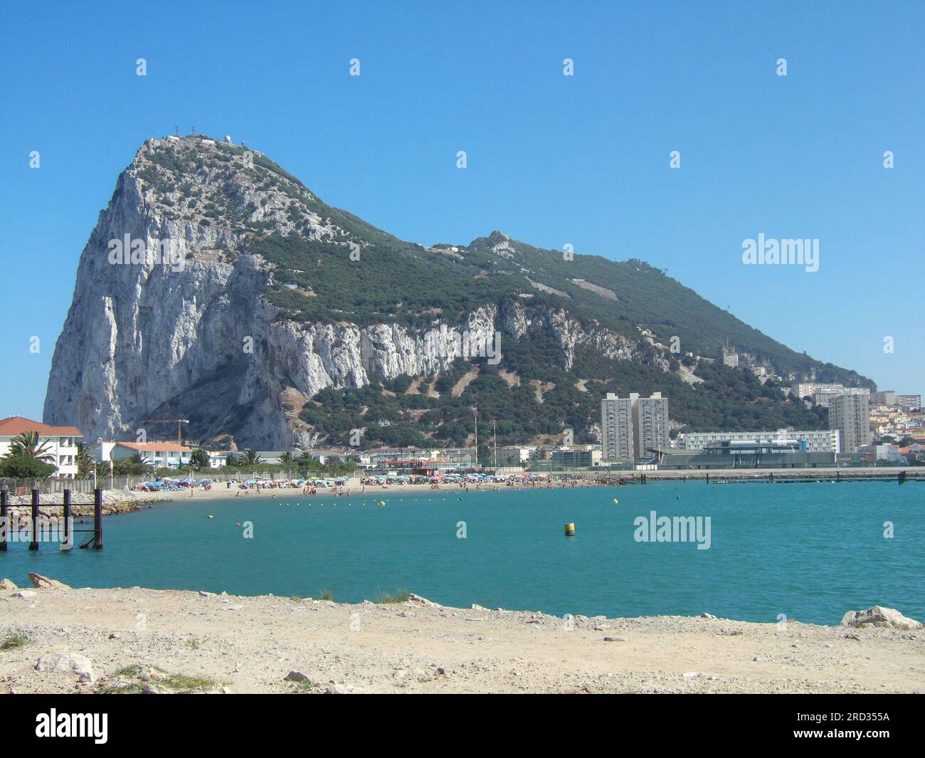 Der Felsen von Gibraltar, fotografiert aus Spanien, unter klarem blauen ...