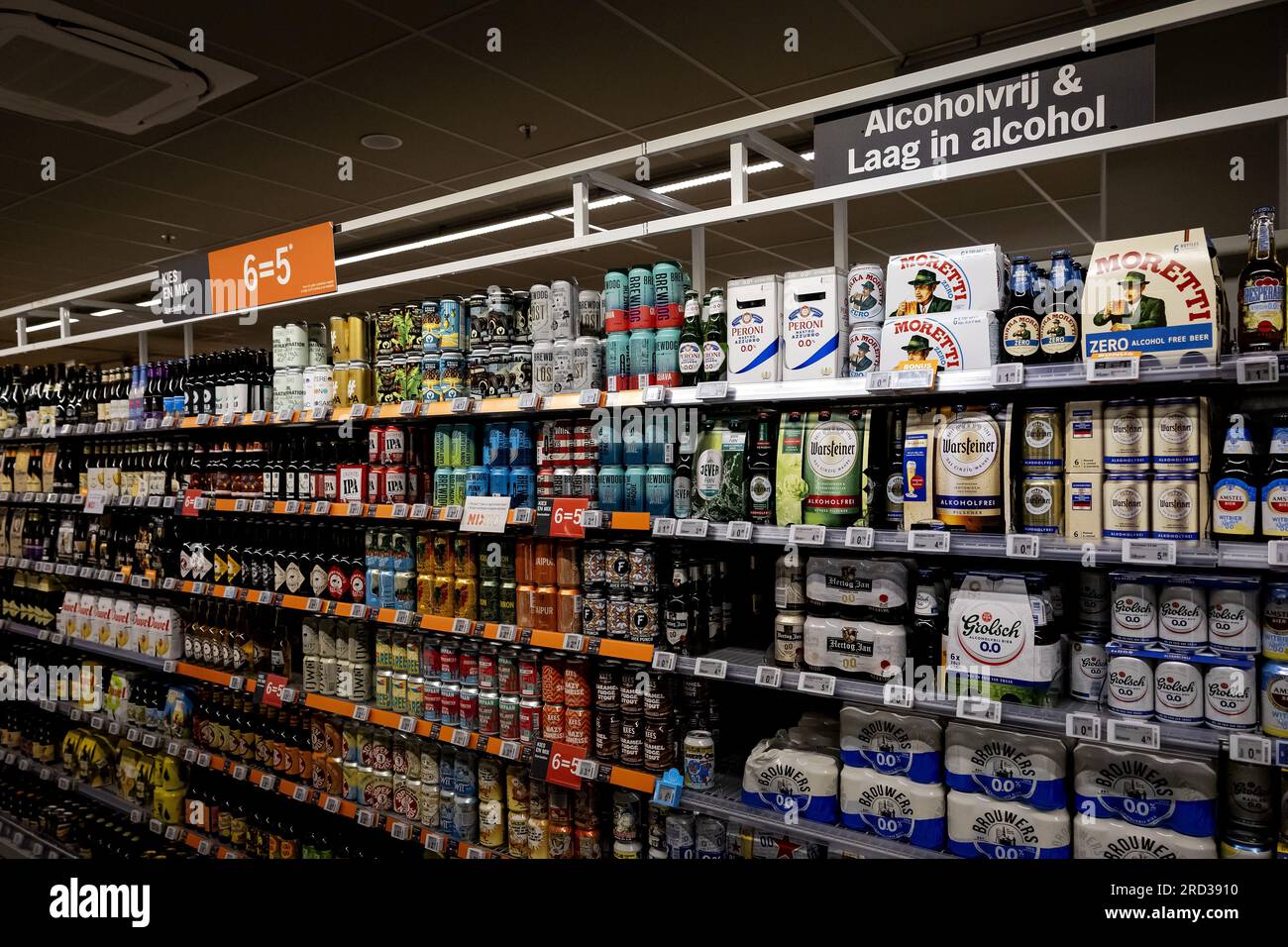 AMSTERDAM - Bier und alkoholfreies Bier in einem Albert-Heijn ...