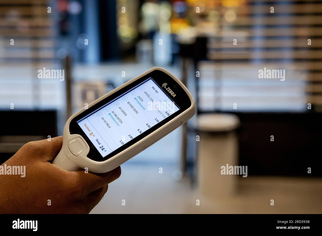 AMSTERDAM - ein Handscanner in einem Albert-Heijn-Supermarkt am ...