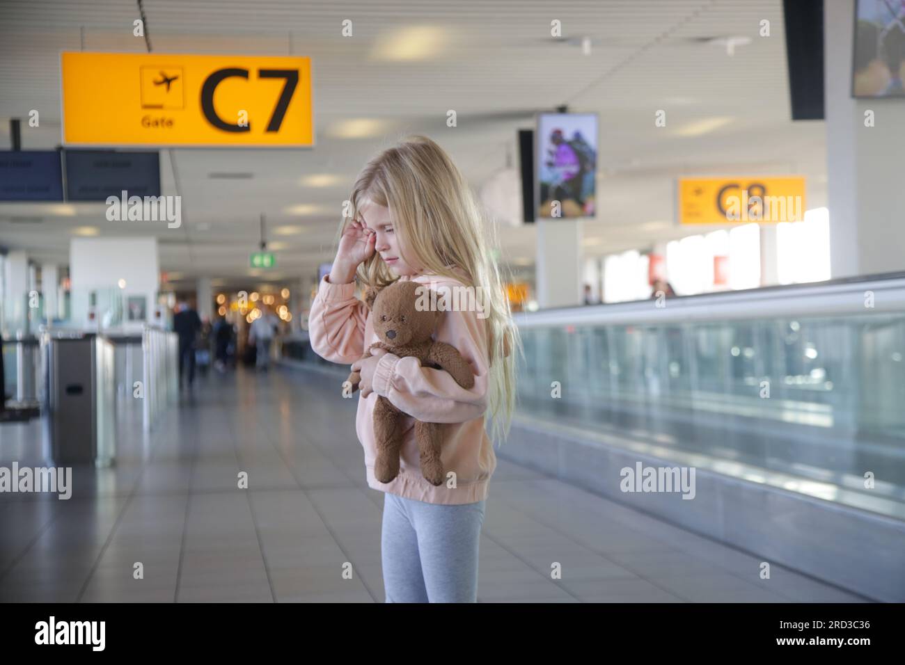 Ein Kind, das am Flughafen verloren ging, kann seine Eltern nicht ...