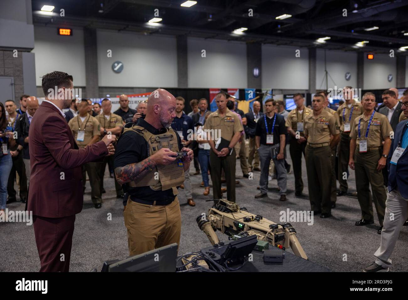 John Bolen von Tomahawk Robotics und Nick Hutchinson vom Marine Forces ...