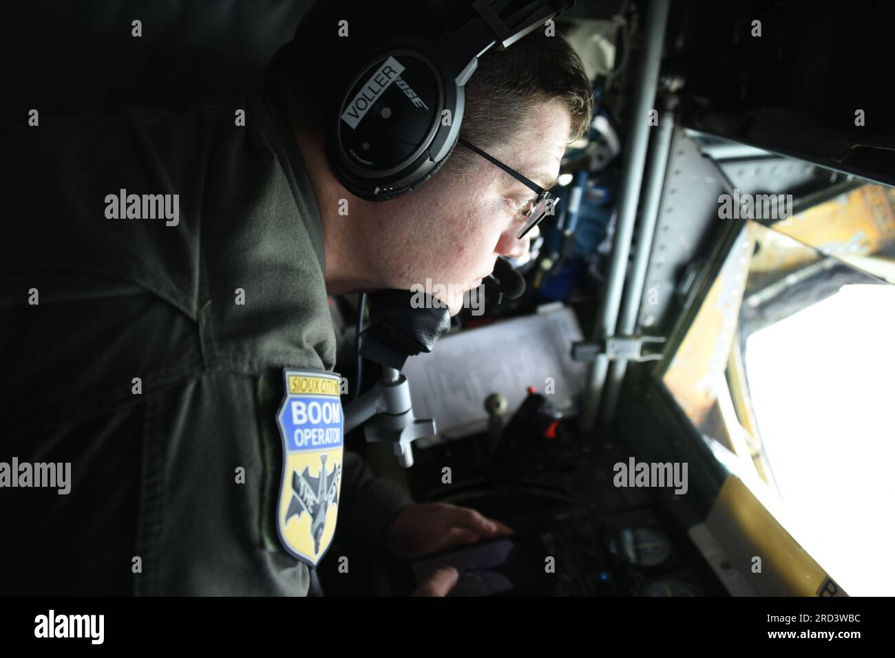 Staff Sgt. Derek voller ein KC-135 Boom Operator mit der 185. Air ...