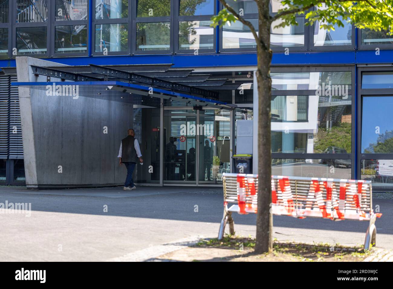 18. Juli 2023, Nordrhein-Westfalen, Mülheim an der Ruhr: Ein Einwohner ...