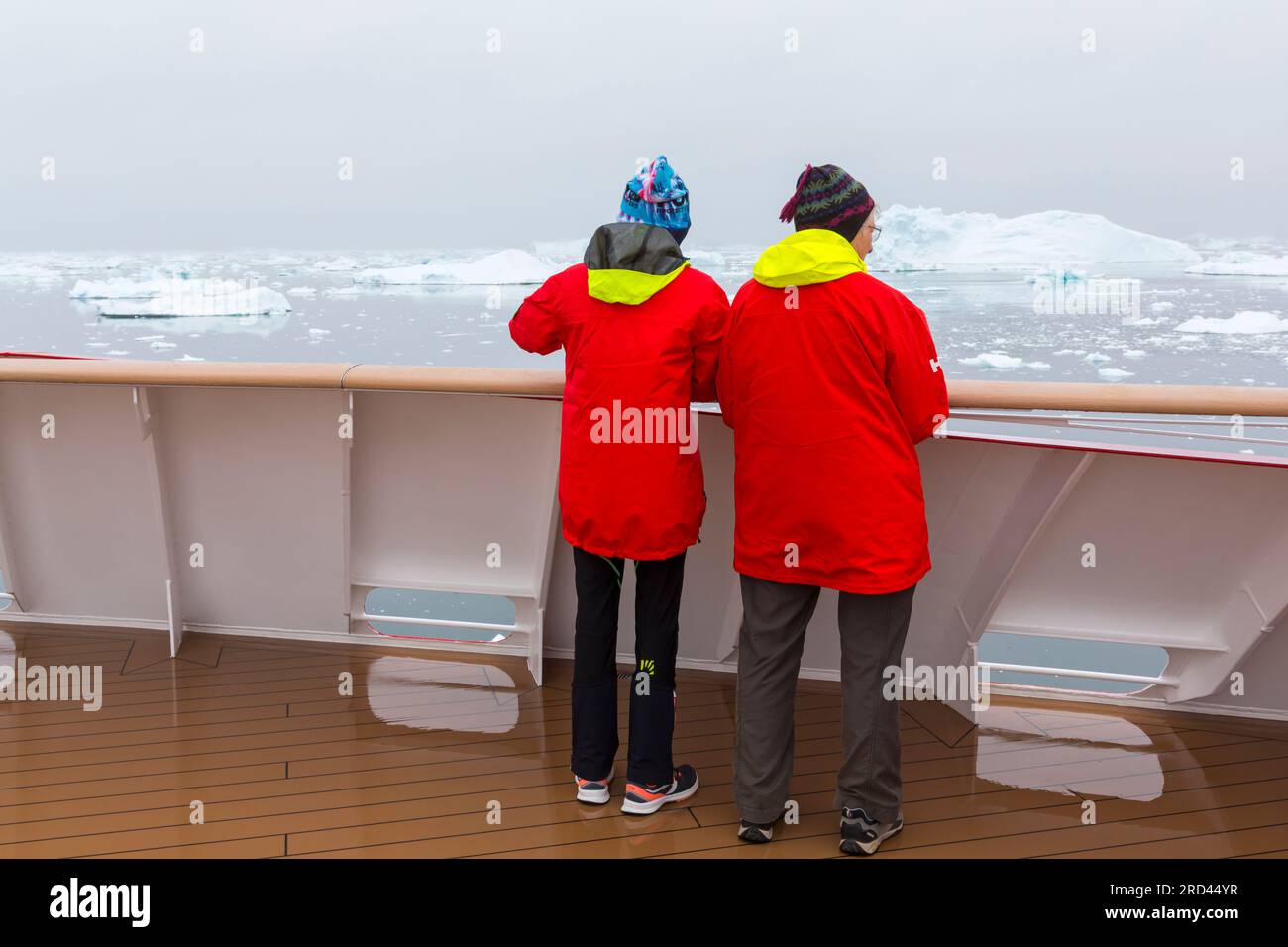 Touristen auf dem Hurtigruten MS Fridtjof Nansen Kreuzfahrtschiff sehen ...