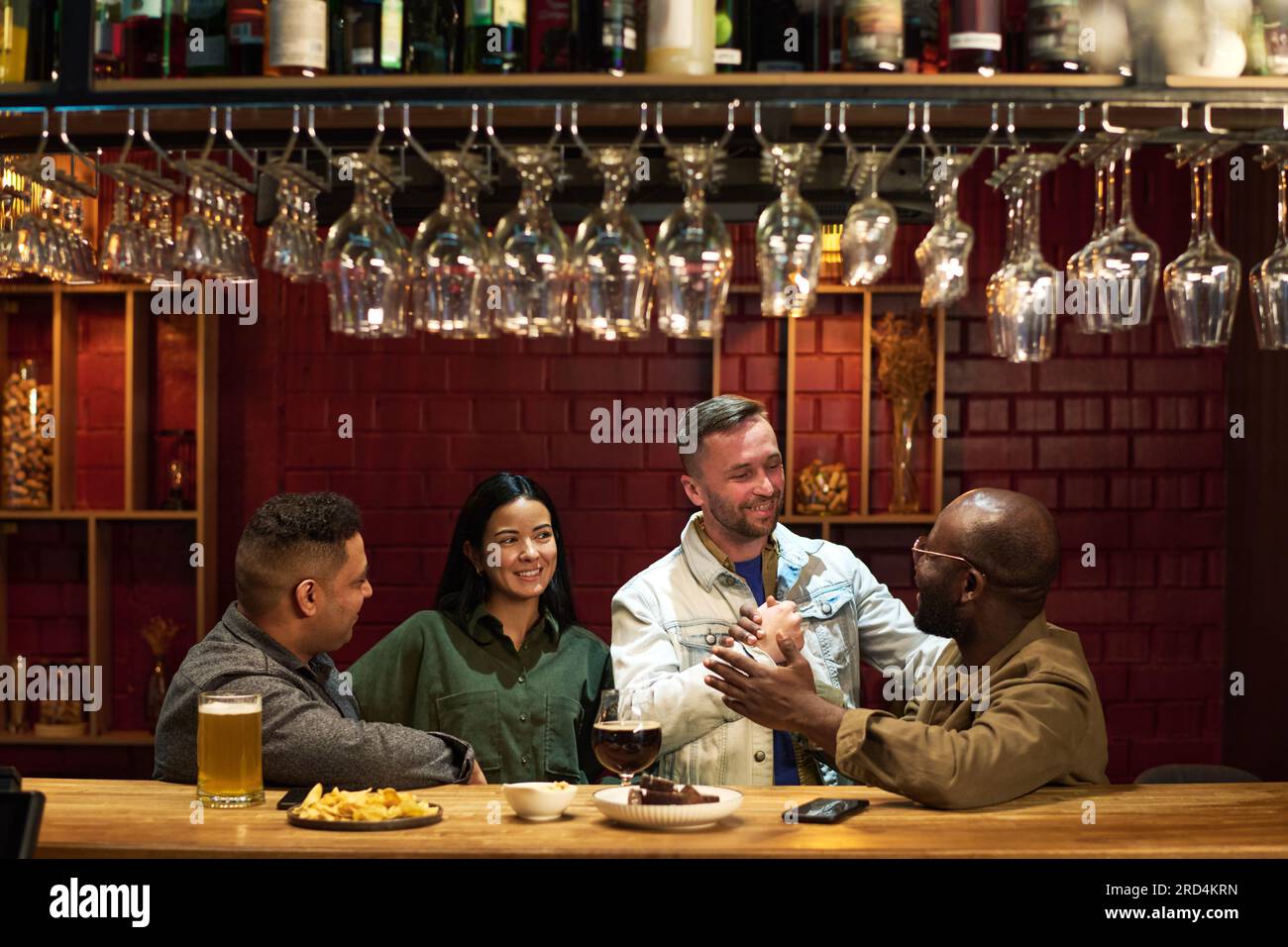 Paar neben bar theke -Fotos und -Bildmaterial in hoher Auflösung – Alamy