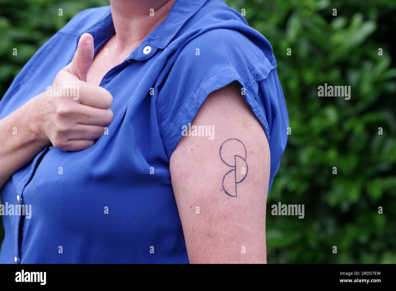 Tattoo, Oberarm, Frau, Organspende, Tattoo, Haut, Eine Frau zeigt das ...