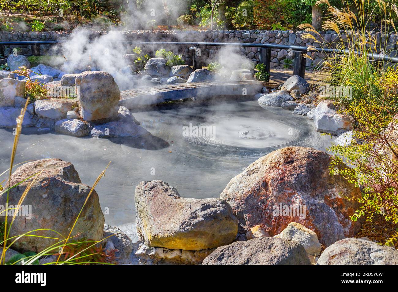Beppu, Japan - Nov. 25 2022: Oniishibozu Jigoku Thermalquelle in Beppu, Oita. Die Stadt ist ...