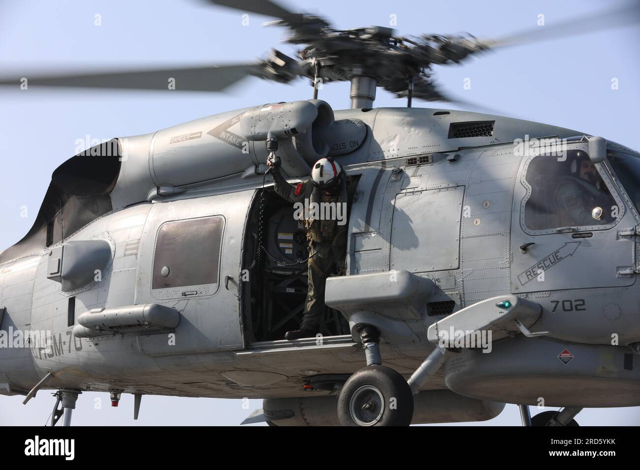 230712-N-NS135-1200 ADRIADIC SEA (12. Juli 2023) Ein Pilot, dem HSM-70 ...