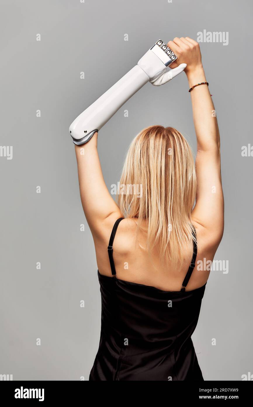 Studioporträt eines hübschen, jungen blonden Mädchens mit Behinderung ...