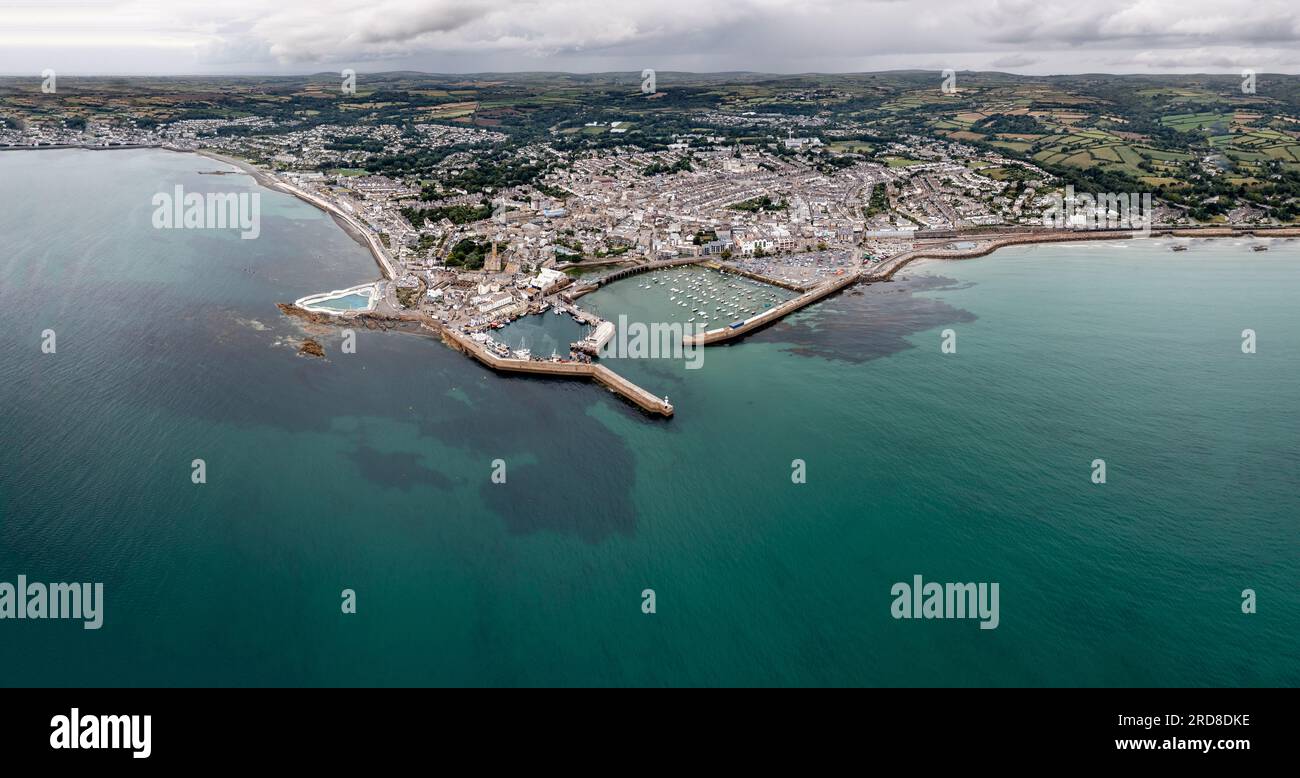 Panoramaaussicht auf die Küstenstadt Penzance von Cornish vom Meer aus ...
