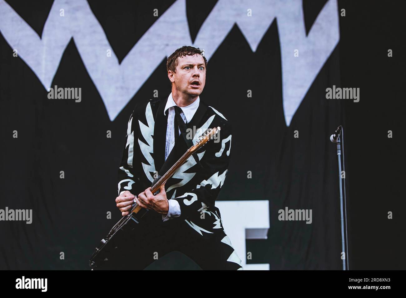 Nicholaus Arson tritt mit seiner Band The Hives at Rock in Rom auf der ...