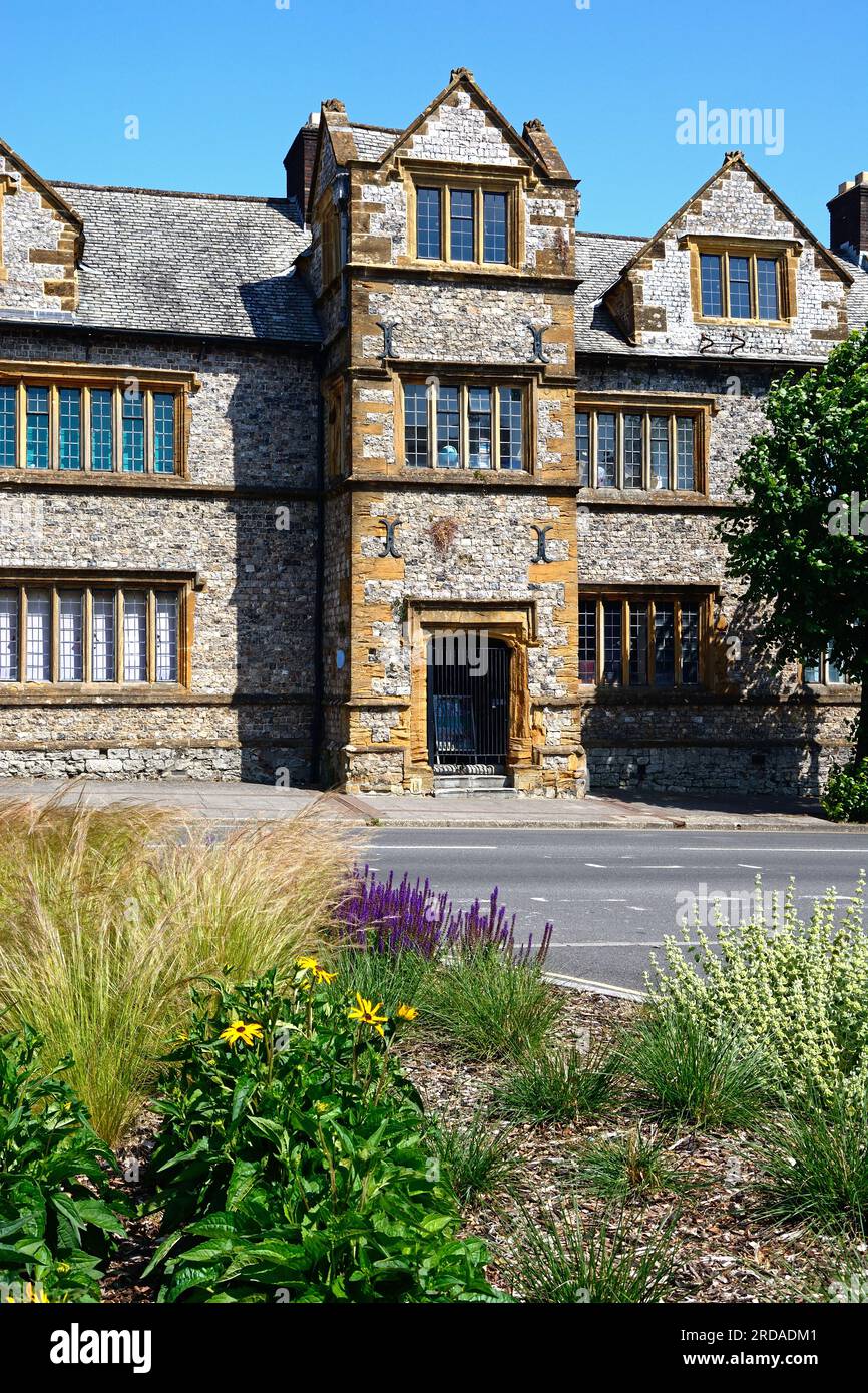 Vorderansicht der Chard Preparatory School mit Blumenbeet im ...