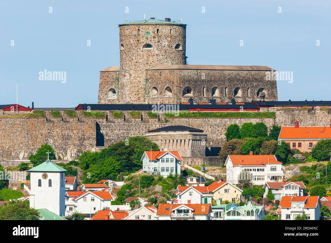Marstrand, Schweden, ist eine historische Stadt mit Gebäuden und ...