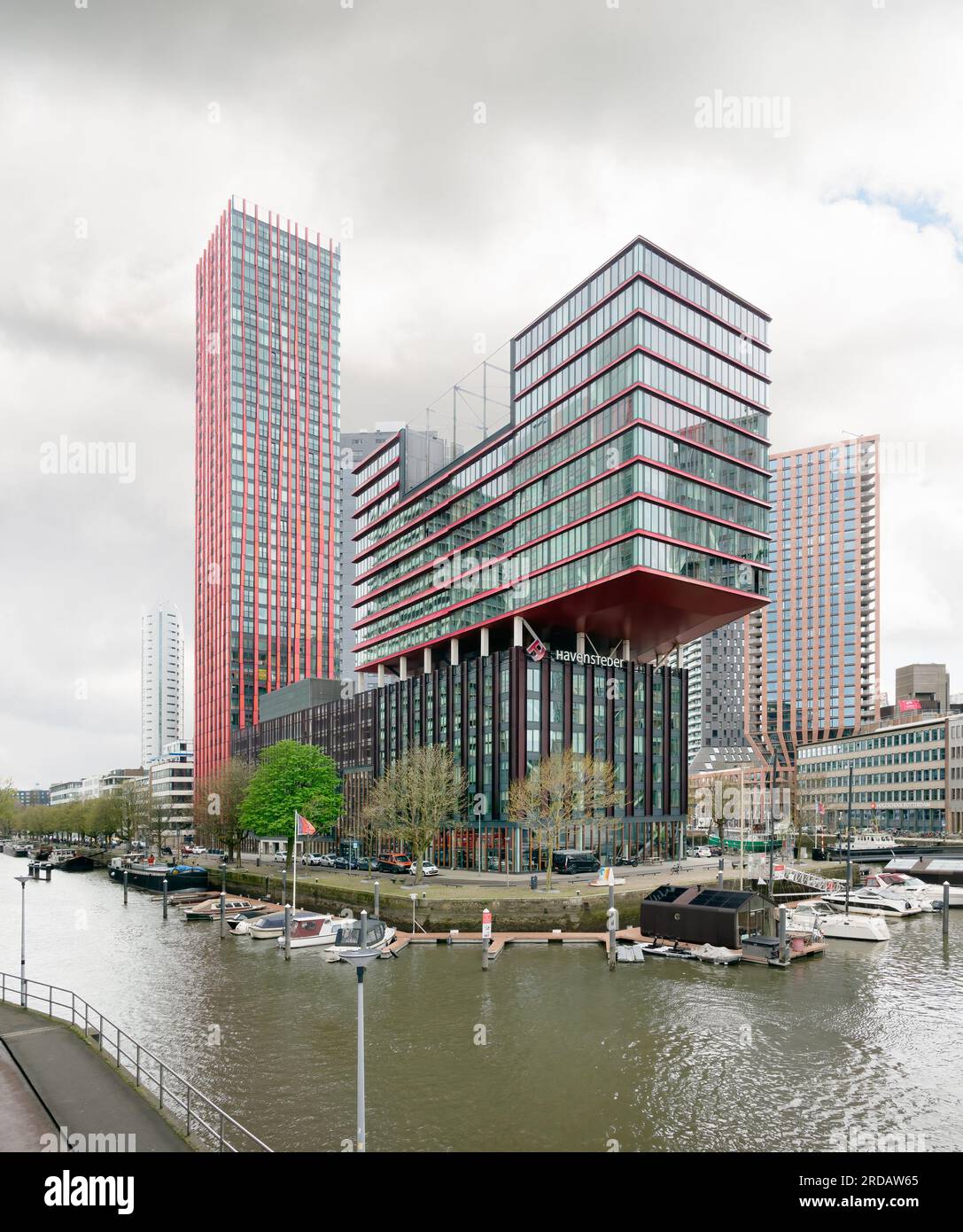 Cantilever building -Fotos und -Bildmaterial in hoher Auflösung – Alamy