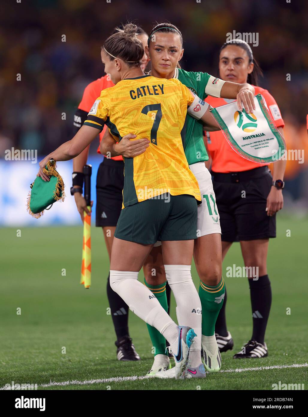 Katie McCabe aus der Republik Irland und Steph Catley aus Australien ...