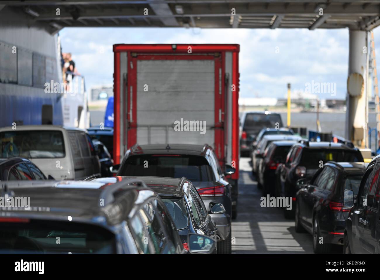 Blexen, Deutschland. 20. Juli 2023. Auf der Weser-Fähre in Richtung ...
