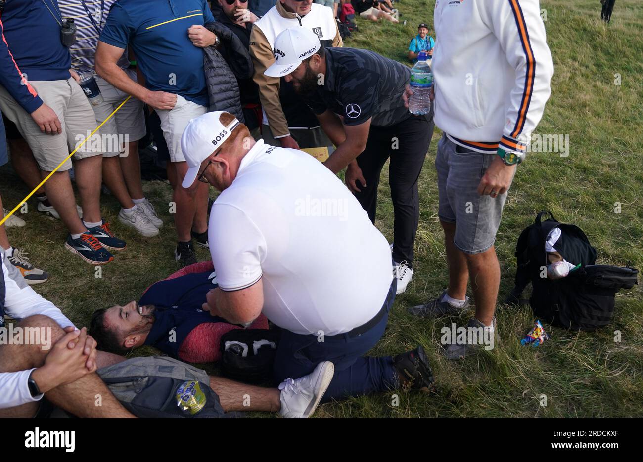 Der spanische Jon Rahm begibt sich über einen Fan, der während des ...