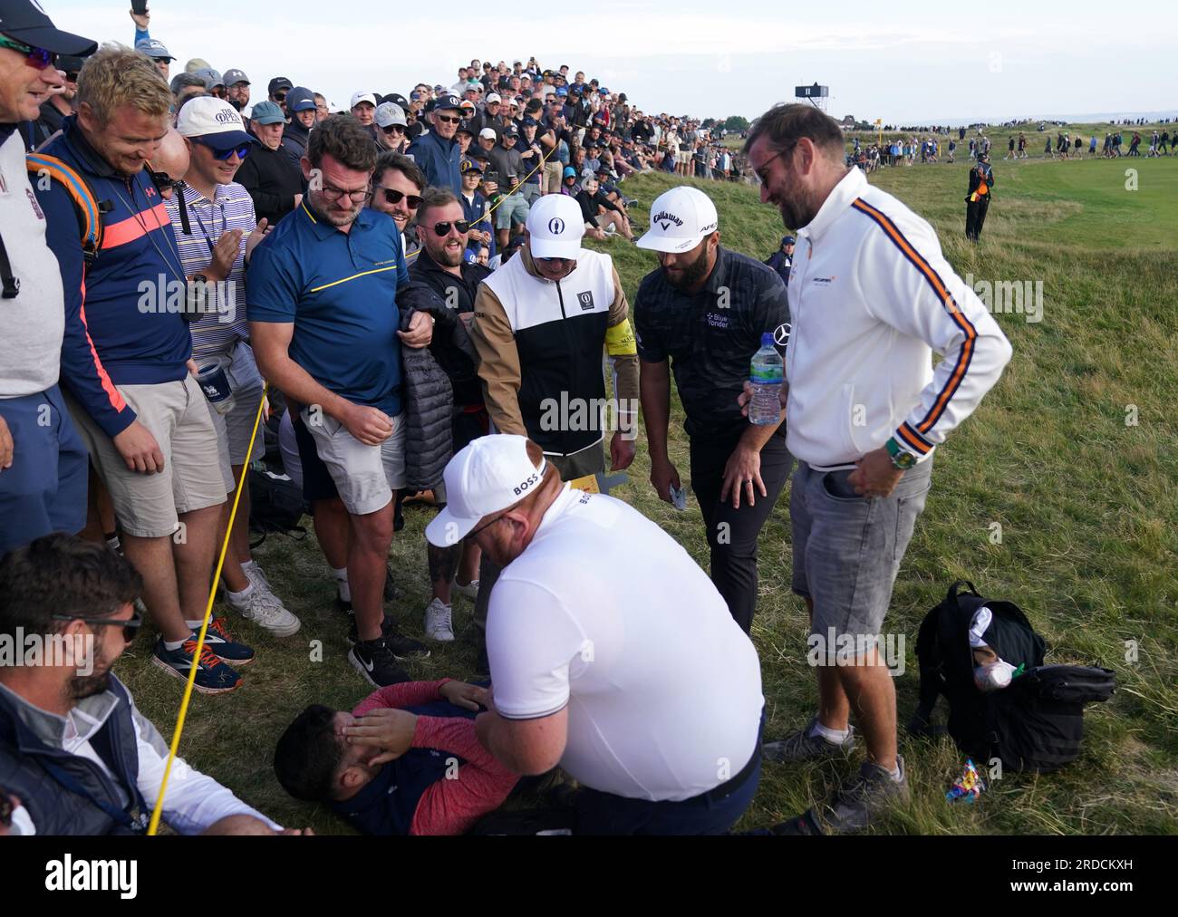 Der spanische Jon Rahm begibt sich über einen Fan, der während des ...