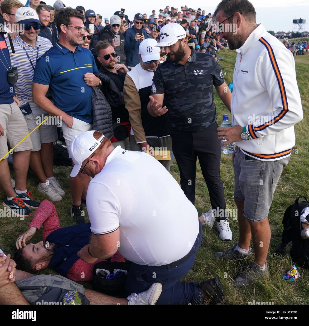 Der spanische Jon Rahm begibt sich über einen Fan, der während des ...