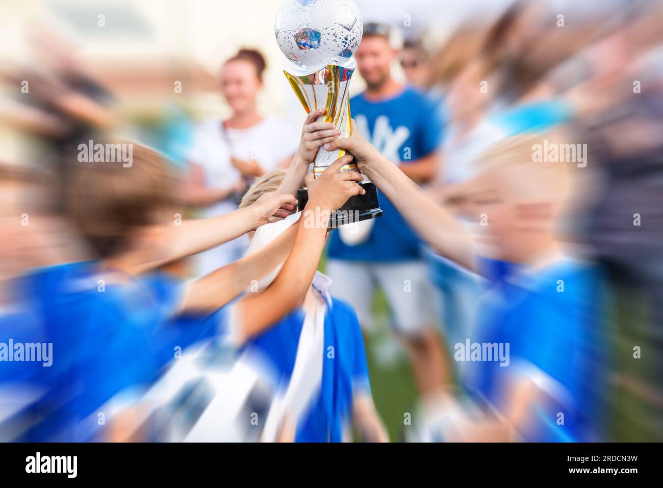Junge Fußballspieler Mit Trophäe. Junge Sportmannschaft mit Trophäe ...