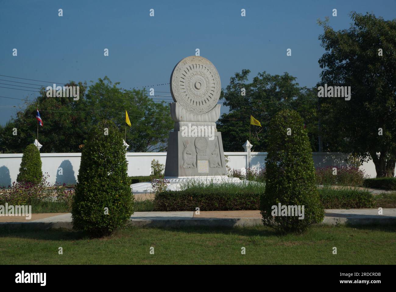 Das Dharmachakra vermittelt das Dhamma des Buddha oder ist ein Symbol ...