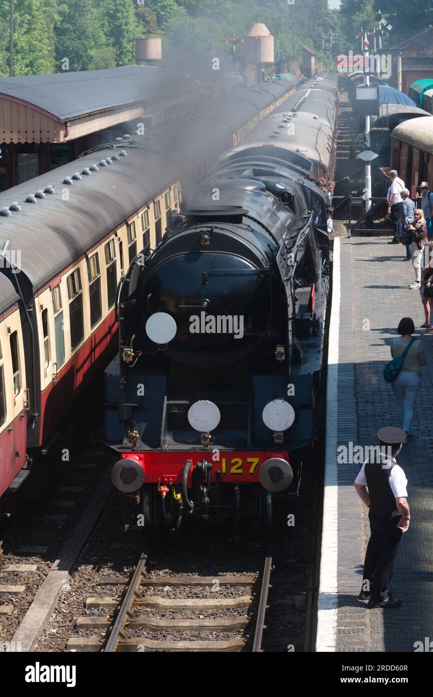 Die Dampflokomotive 127 Taw Valley kommt mit dem Zug in Bewdley an, mit ...