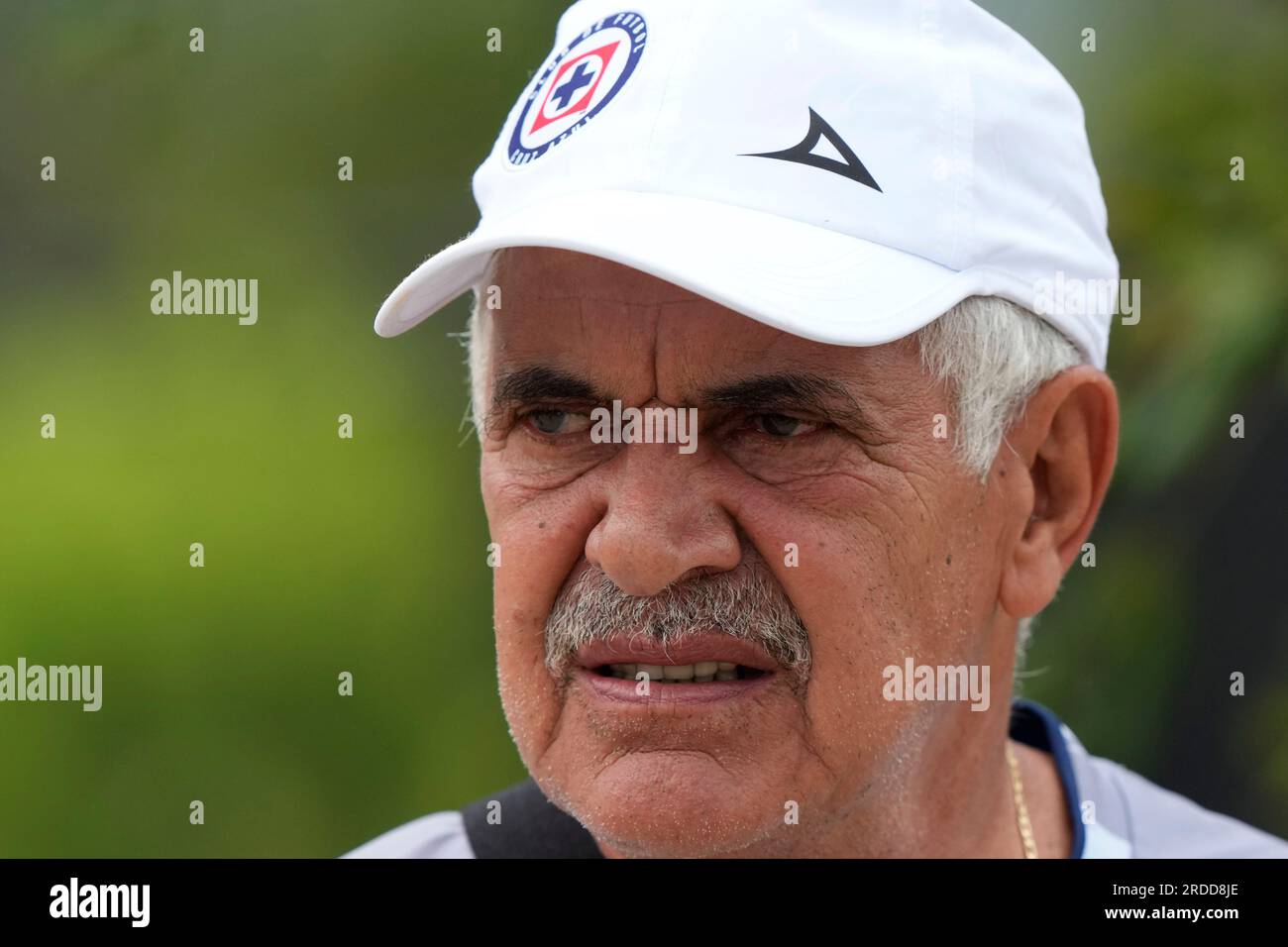Cruz Azul head coach Ricardo Ferretti watches practice for a Leagues ...