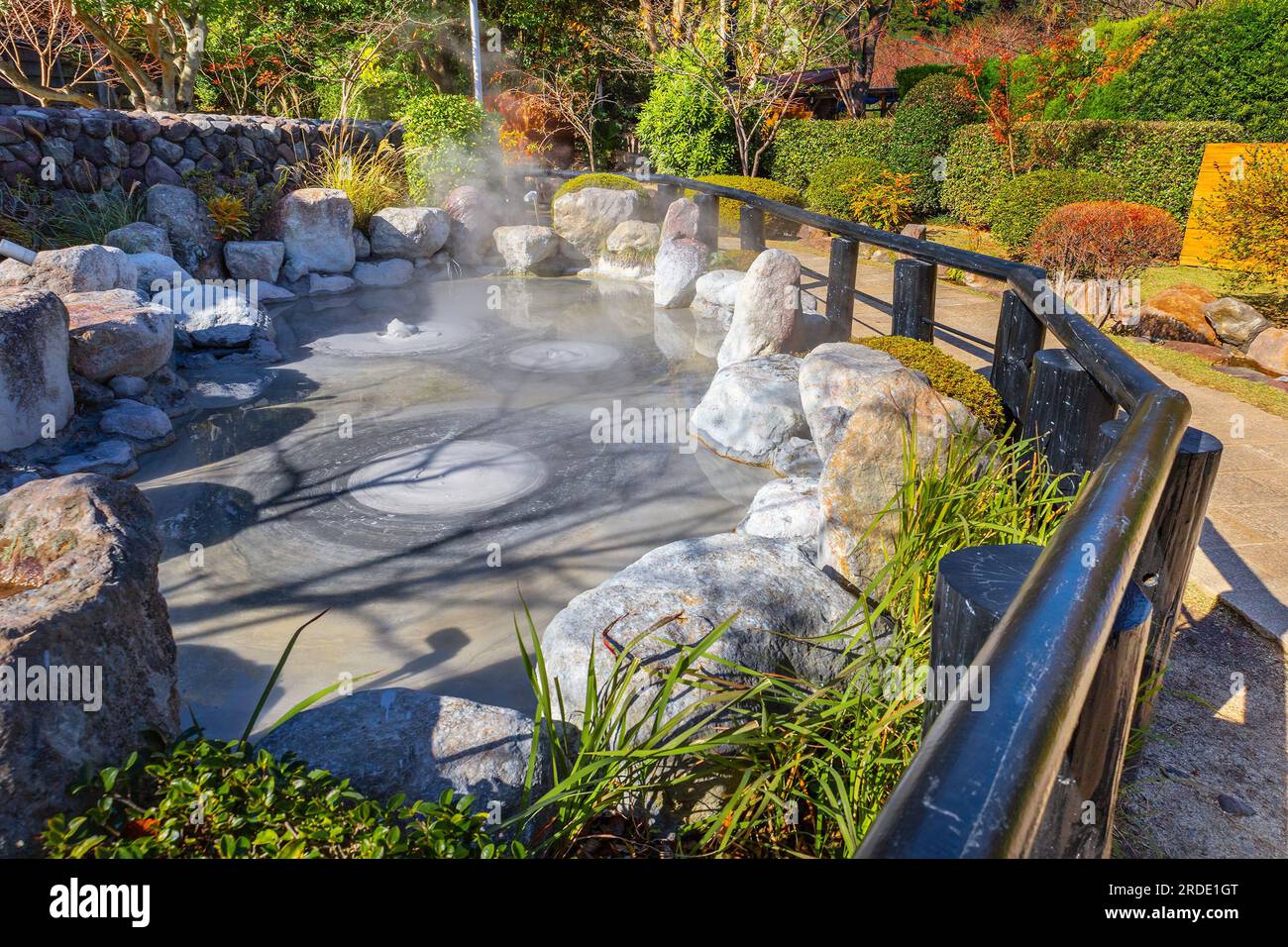 Beppu, Japan - Nov. 25 2022: Oniishibozu Jigoku Thermalquelle in Beppu, Oita. Die Stadt ist ...
