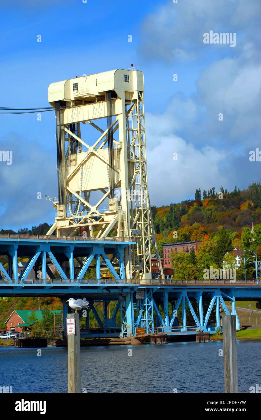 Der hohe Turm der Portage Lake Lift Bridge, der Houghton und Hancock ...