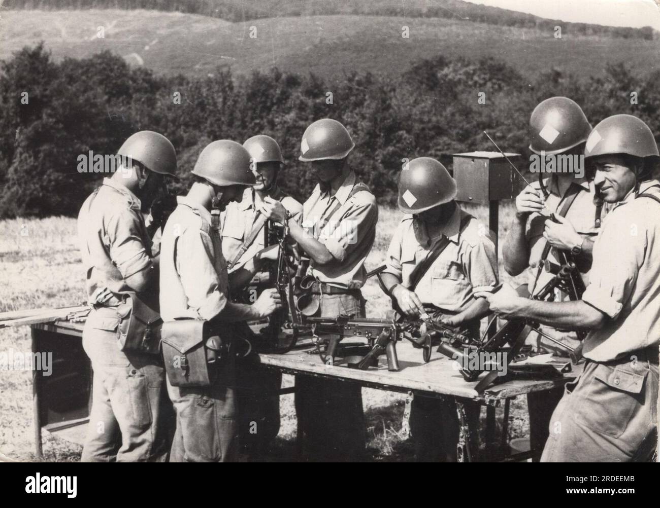 Klassisches Militärtrainingsfoto, altes Zielfoto, Kadetten füllen ihnen ...