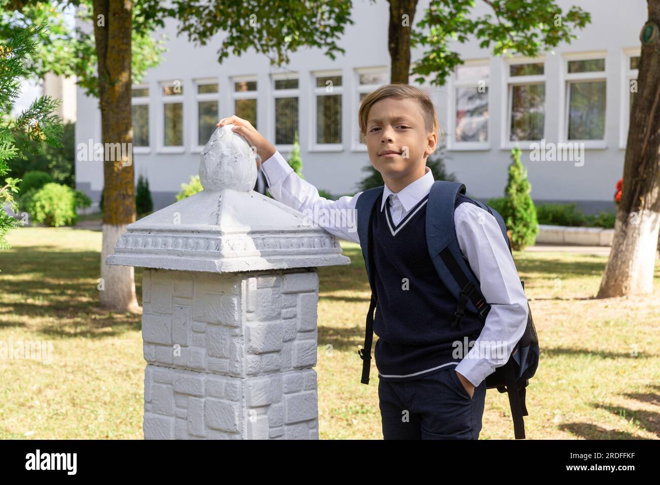 Junge in schuluniform -Fotos und -Bildmaterial in hoher Auflösung – Alamy