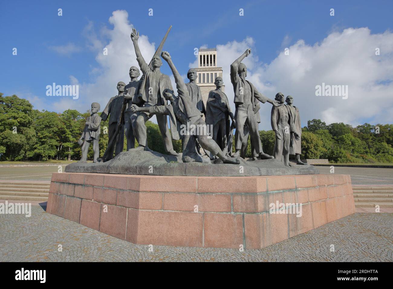 Gruppe von Figuren von Fritz Cremer mit Glockenturm, Denkmal der ...