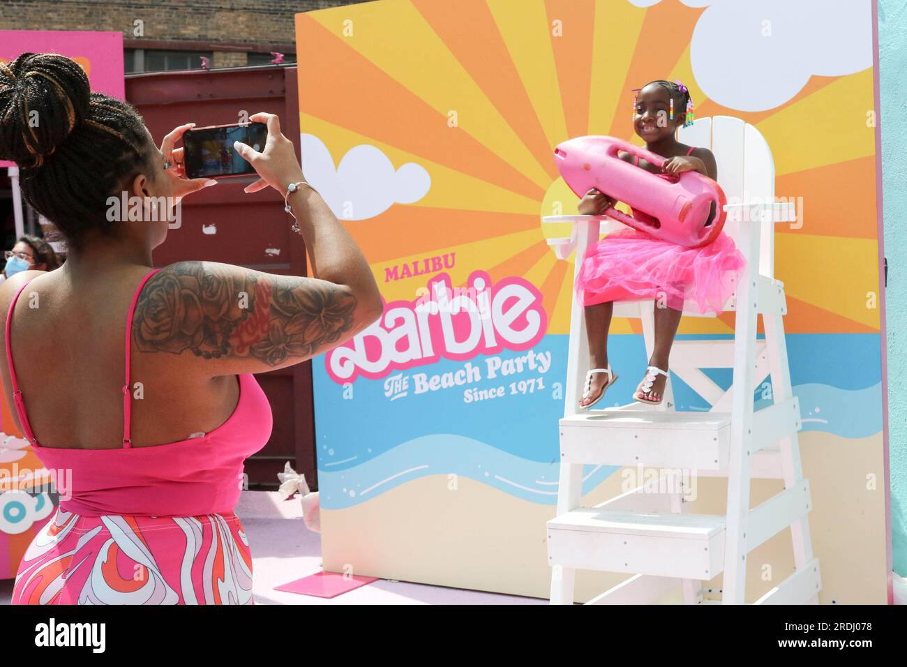 Ein Kind posiert für ein Foto auf dem Lifeguard Barbie Stuhl in der neu ...