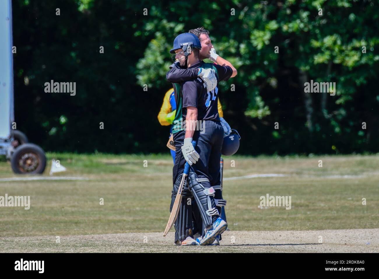 Clydach, Wales. 3. Juni 2023 Gareth Ansell von Chepstow und Ben Hope-Bell von Chepstow begrüßen ...