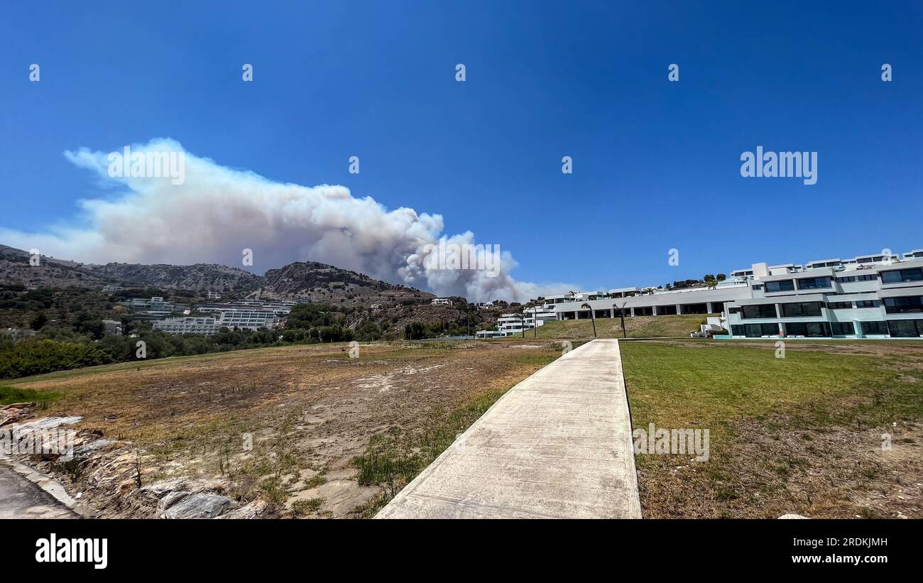 Rauch von Wildfire über der Ferieninsel Rhodos als Reinfeuer von ...