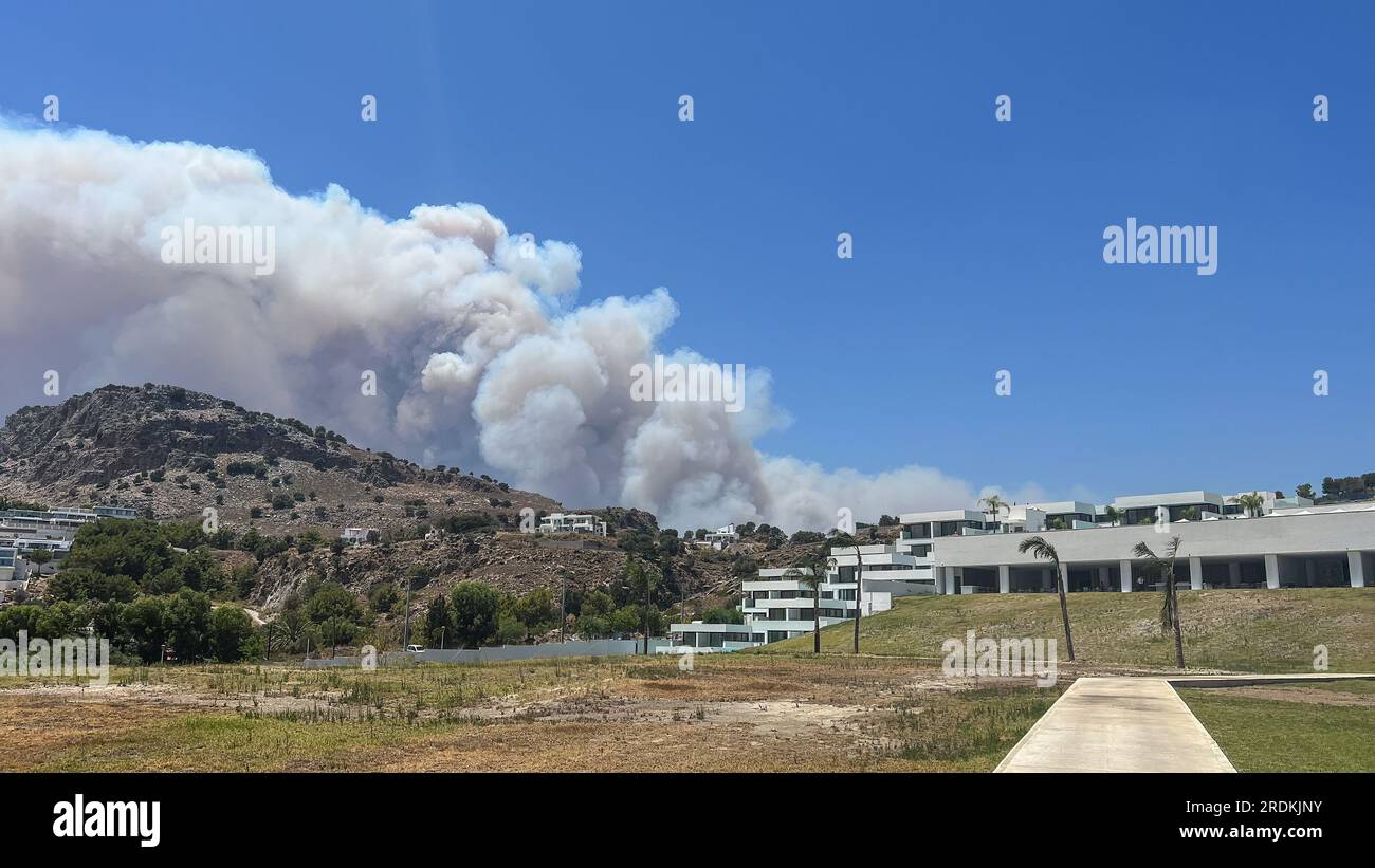 Rauch von Wildfire über der Ferieninsel Rhodos als Reinfeuer von ...