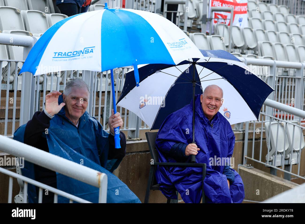Cricket-Fans warten darauf, dass der Regen vor dem Vierten Test Day 4 ...