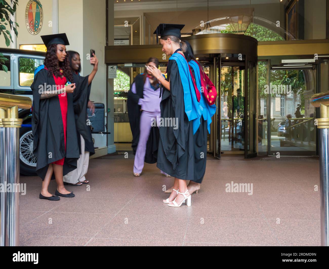 Das Bild zeigt Absolventen-Gruppen mit Familie und Freunden, die ihre ...
